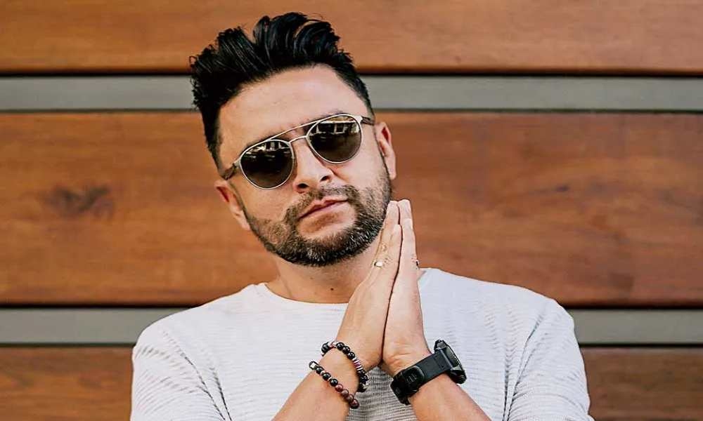 Cantante Alex Campos celebra 20 años del tema “Al taller del maestro”