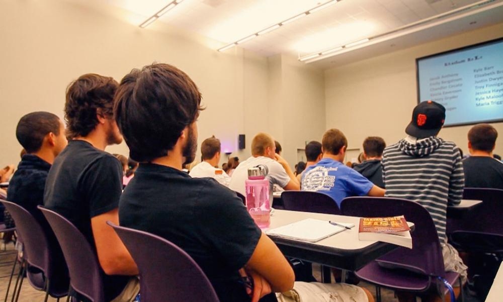 Estudiantes pretenden que se reemplace a profesor que dijo que solo hay ...