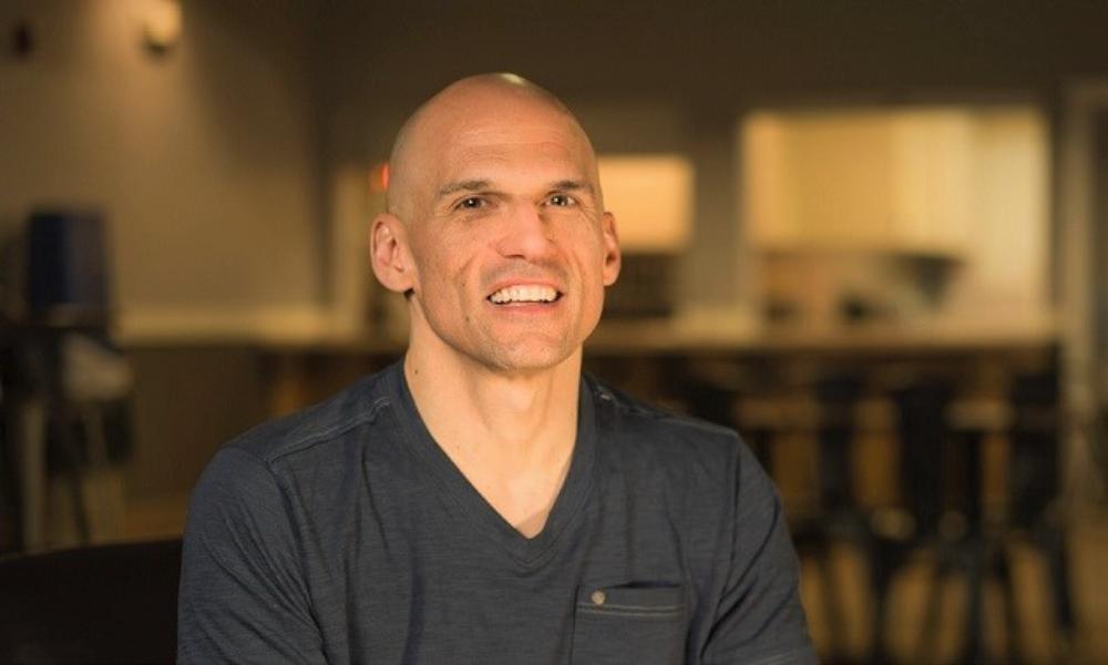 Miles se convierten a través del ministerio de un exfutbolista