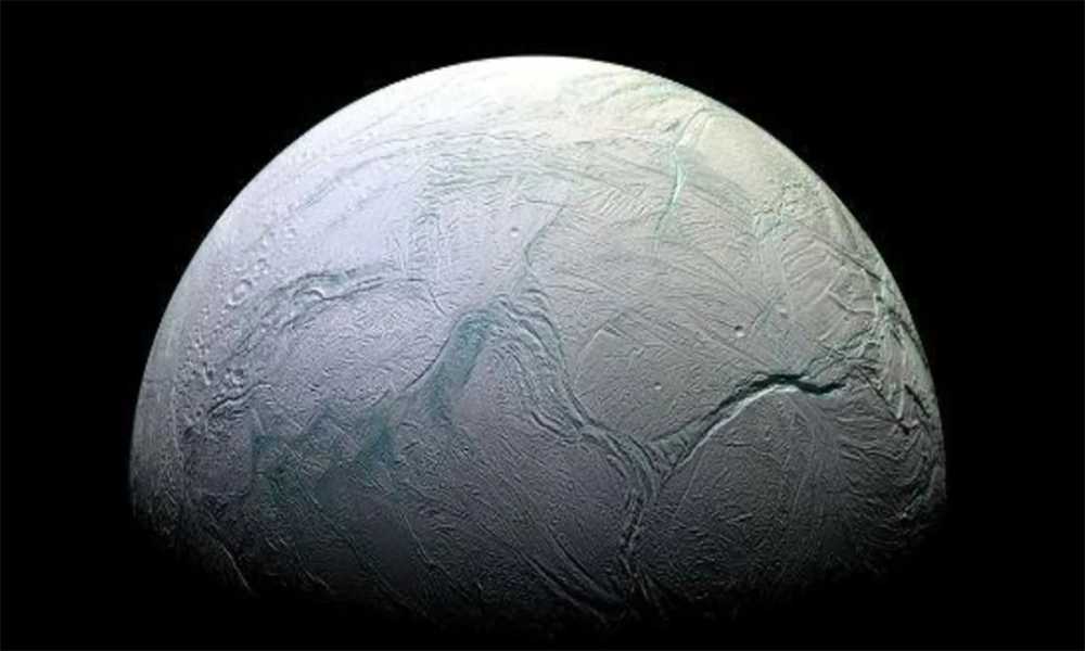 Descubren un elemento esencial para la vida en la luna Encélado de Saturno