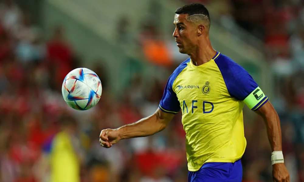 Cristiano Ronaldo hace señal de la cruz en estadio repleto de musulmanes